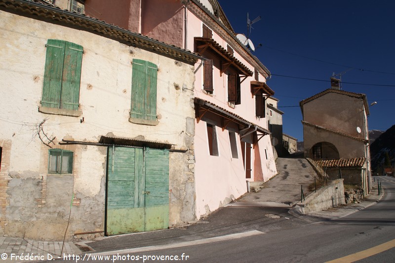 Montclus, village du Serrois dans la vallée de la Blème