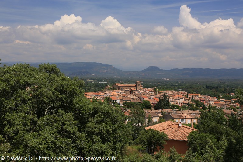 Roquebrune-sur-Argens, commune du Var au pied du Rocher de Roquebrune