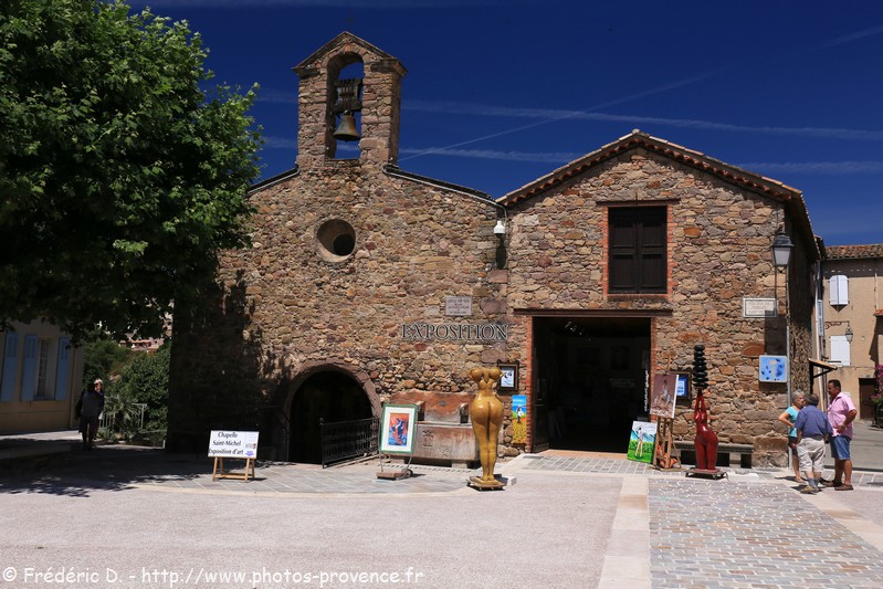 Roquebrune-sur-Argens, commune du Var au pied du Rocher de Roquebrune